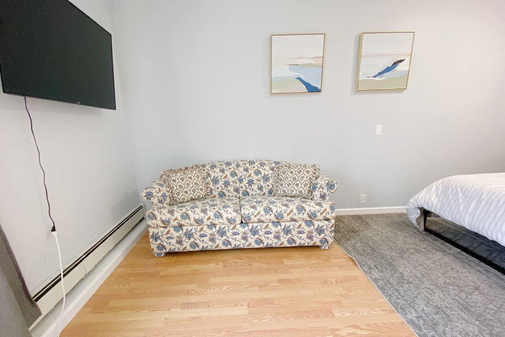 Cozy King Suite With Kitchen And Dining Area. - Stony Brook