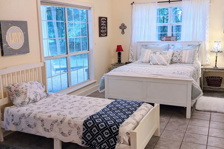 Private Guest House 20 Minutes From U Of A - Fayetteville, AR
