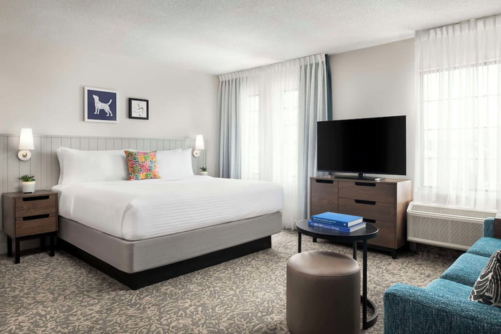 Chic Suite Ideal For Long Stays With Full Kitchen & Swimming Pool - Toronto, ON