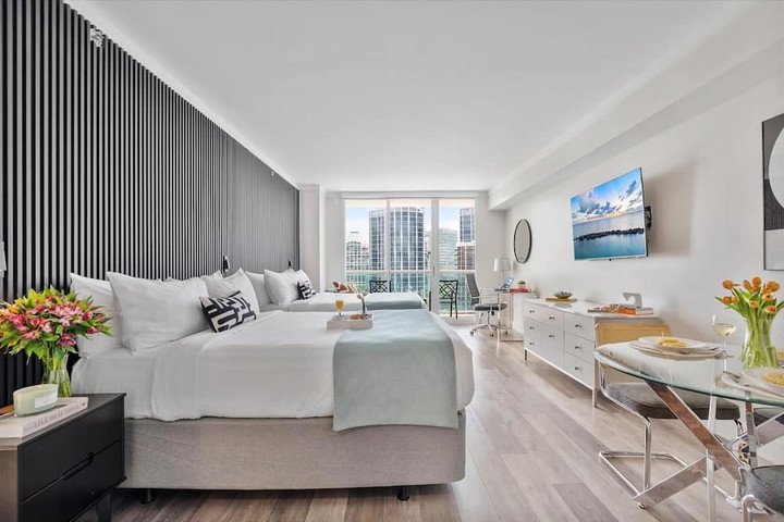 Modern Apartment With Bay Views | Coconut Grove - Doral, FL