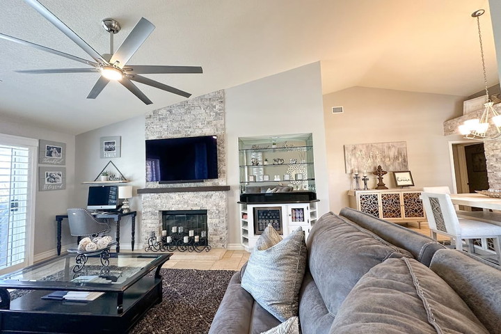 Beautiful 2-bdrm/2-bath Condo On The Golf Course In The Heart Of Palm Desert - Palm Desert, CA
