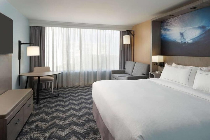 Stunning King Suite | Outdoor Pool | Live Tiki Music, Fire Pit & Beach Bar - Cocoa Beach, FL