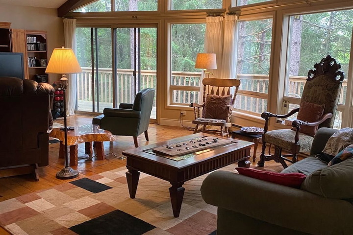 Lake Side Cottage W- Sand Beach. 13 Acres-forest, Steams & Waterfalls To Explore - Huntsville