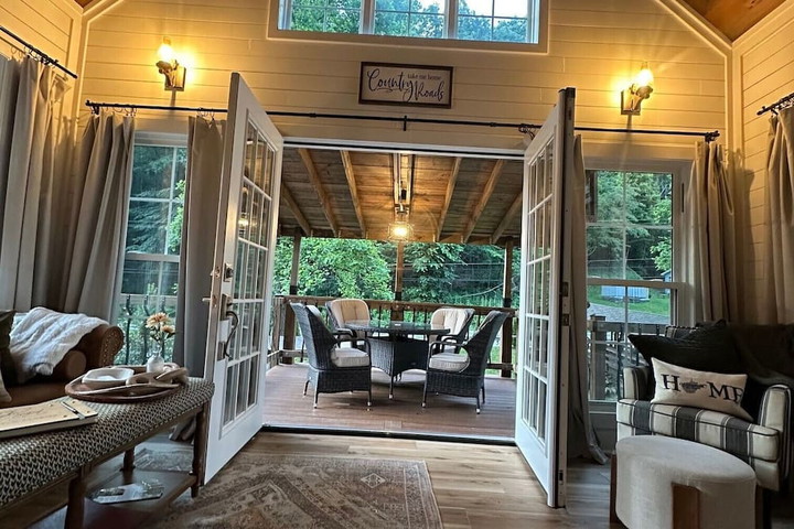 The Red Dog Chalet Couples Retreat W/ Hot Tub - West Virginia