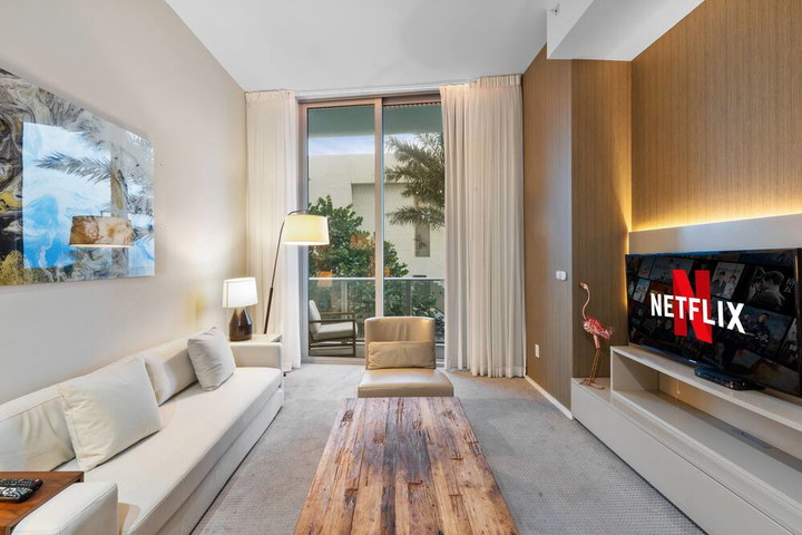 Sandy Shores: A Stylish Oceanfront Apartmen - Miami Gardens, FL