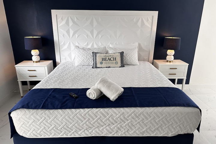 Sapphire By The Sea Unit 12 King Bed, Kitchenette, Pool View, Sleeps 2 - Pompano Beach, FL