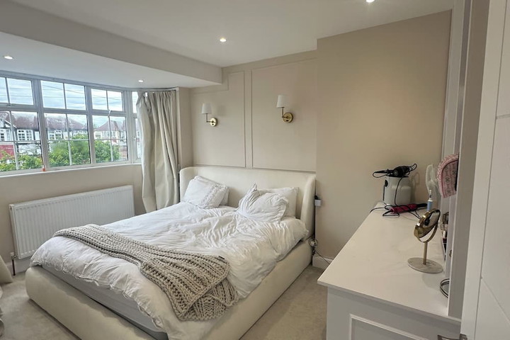 Renovated 4 Bed House In New Malden W/cleaner +Free Parking +2 Bathrooms+garden - Epsom