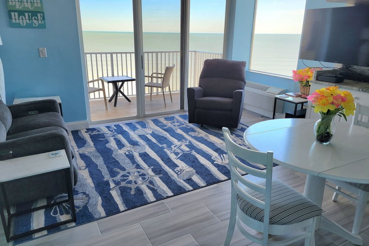 Beautiful Direct Gulf Front Condo Fort Myers Beach 903b - Fort Myers Beach, FL