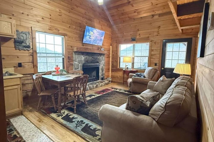 Cozy Bear Log Cabin, View, Wifi, Dogs Allowed - Maggie Valley, NC