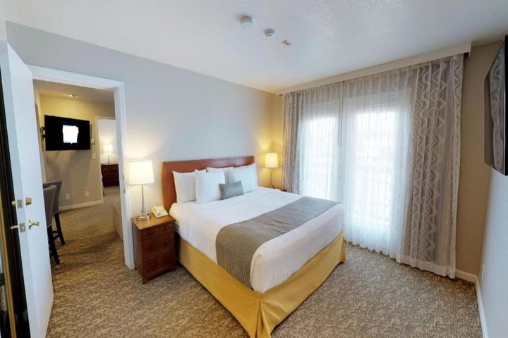 Homey 2br Suite W/ Separate Bedroom + Living Space | Free Breakfast - Palo Alto, CA