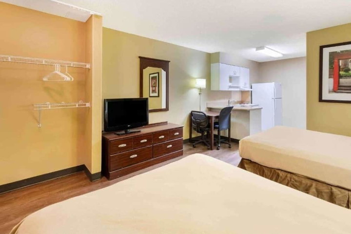 2 Full Beds | Mobil Access Tub Nsmk Kitchen - Fresno, CA