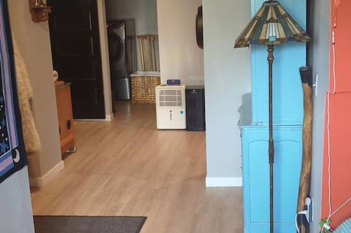 Maple St. King Suite - Free Daytime Ev Charging! - 