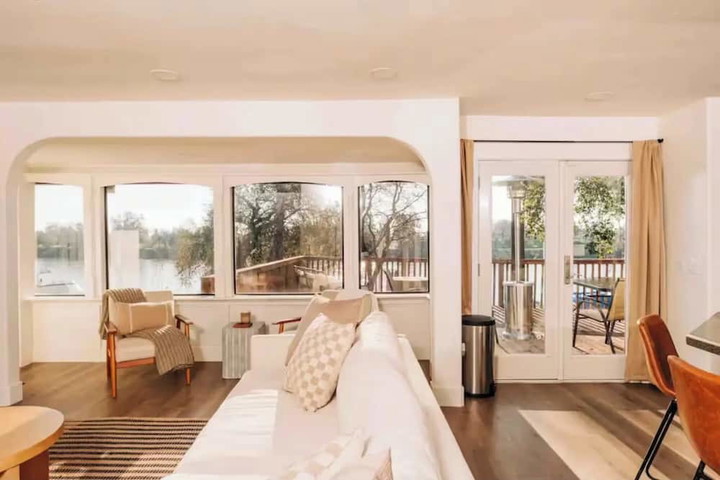 Stay Right On The Water With This 2 Bedroom 1.5 Bath Charming Stay! - Sacramento