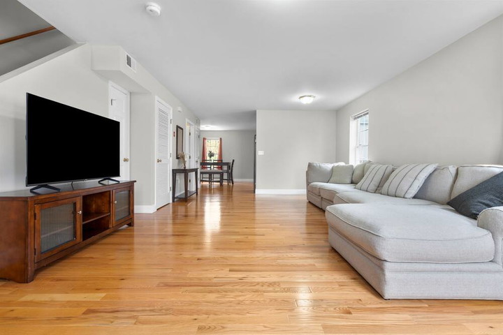 Beautiful Waterfront 4 Bedroom, 1.5 Bathroom Unit. - Branford, CT
