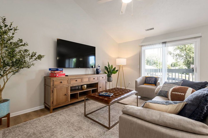2b/2ba Near Nd | Private Balcony | Walk To Campus - South Bend, IN