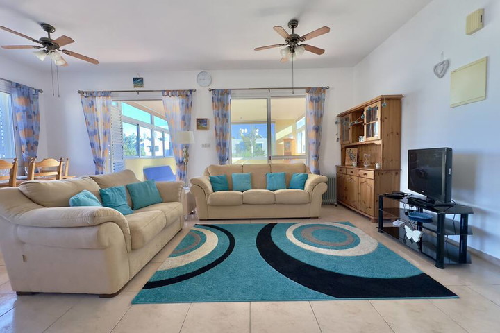 Unwind In This Spacious Penthouse With Breathtaking Views & Large Communal Pool - Paphos