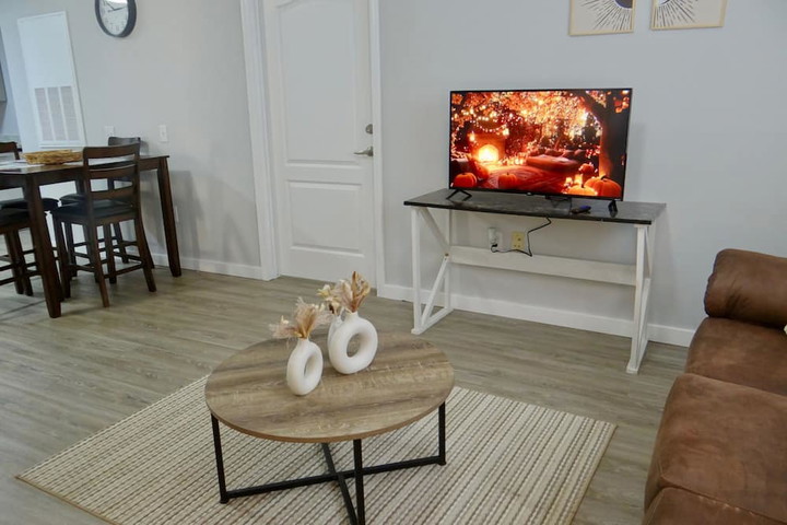 Spacious 3bed/3bath Apt: Pet-friendly, Gym, Minutes From Eiu & Local Attractions - Charleston, IL