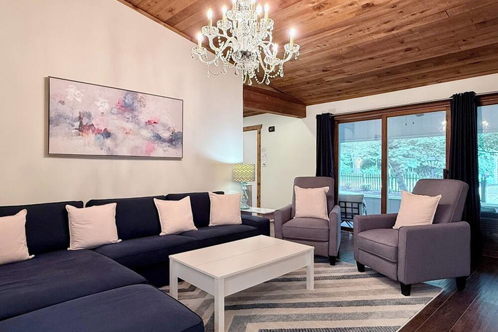 Whimsy Wild: Walk To Downtown Saugatuck, Sauna, Hot Tub, Screen Porch, Fire Pit - Saugatuck, MI