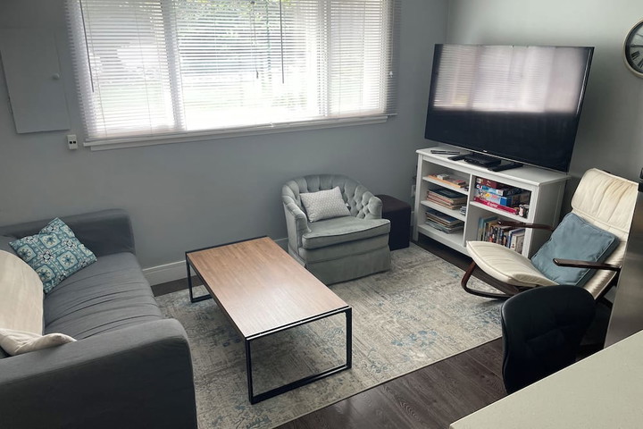 Sleeps 5 Clean & Cozy Hastings Sunrise Suite - 6400