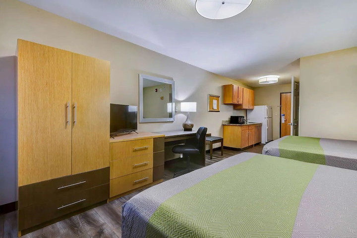 Clean & Comfy Studio W/ Kitchenette & Free Parking | Oak Park Mall - 2.4 Miles - Olathe, KS
