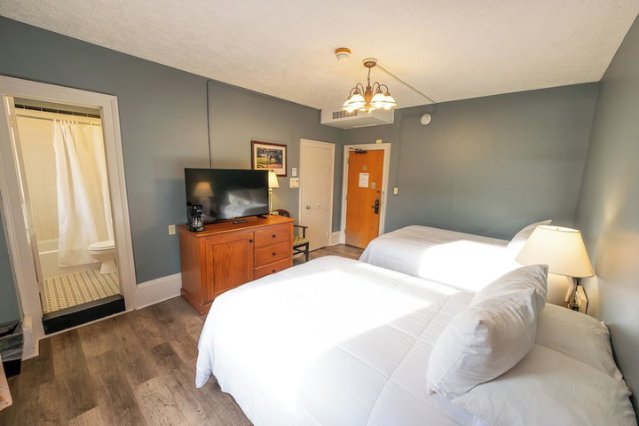 Escape To A Relaxing Room For A Perfect Pocono Adventure Getaway! - Stroudsburg, PA