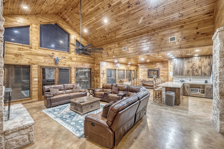 La Mansion On The Frio - Pickleball Court, Pool - Concan, TX