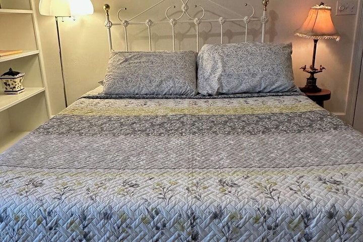 Florence Room At Chateau Herbe - Ashland, OR