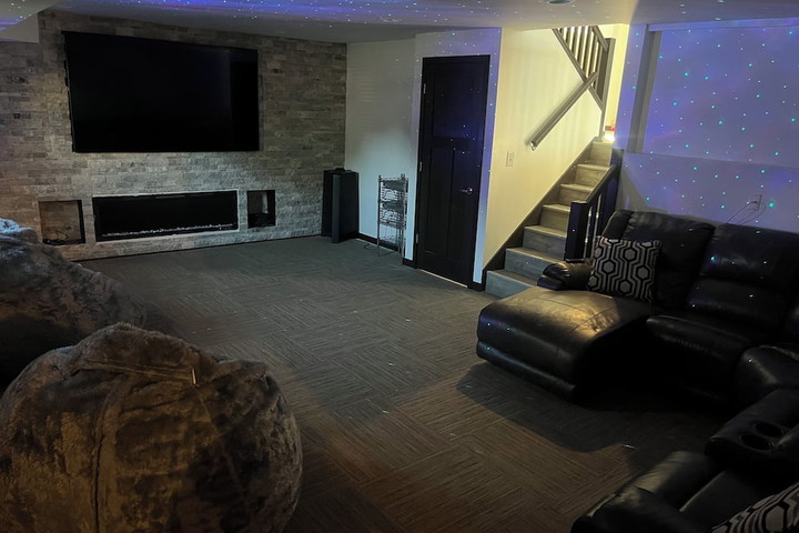Chill And Grill: Poolside Retreat With Hot Tub Bliss - Dayton, OH