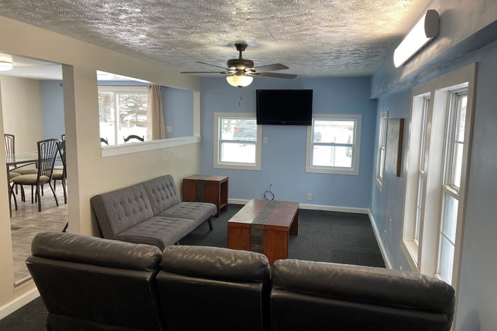 Silver Lake Cottage. 1 Mile From Sand Dunes. Quiet Street. Sleeps 12-14. - Mears, MI