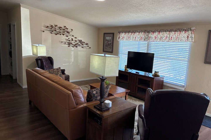 Spacious And Pet Friendly With Perfect Climate Control Using Central Ac/heat.... - Farmington, NM