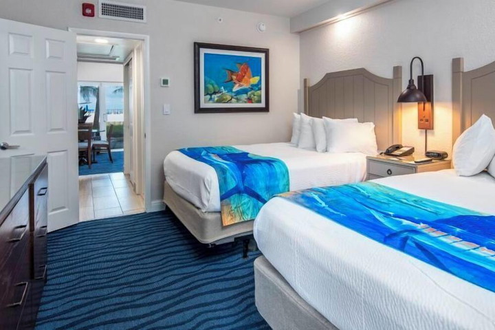 Comfort And Convenience! 2 Units W/ Kitchenettes, Outdoor Pool - Treasure Island, FL