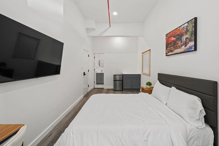 Modern Queen Room In Central Harlem - Yorkville - Manhattan
