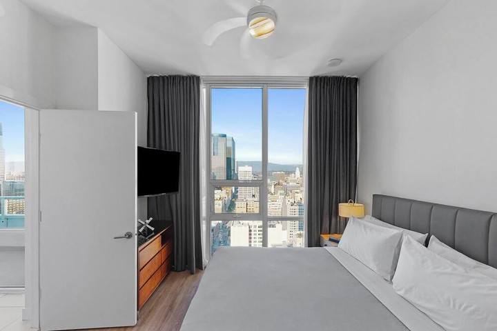 Enjoy Panoramic Views From Our Corner 3 Bdr/3 Baths W/ Private Balcony - Los Ángeles