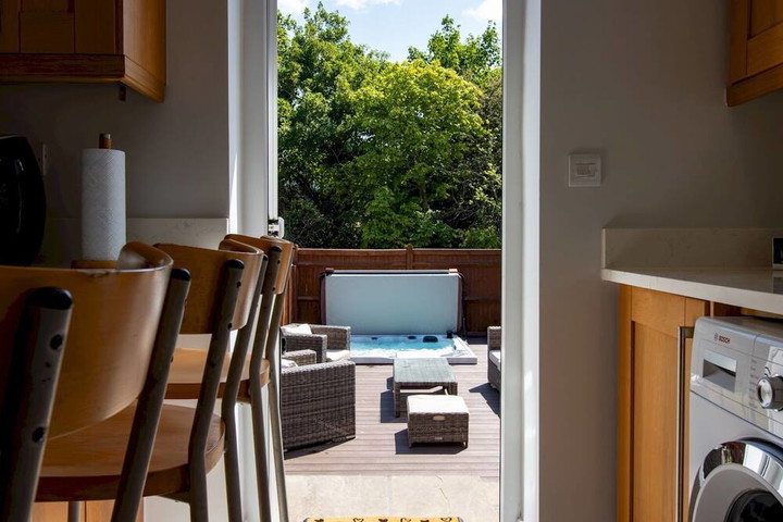 The Bar & Bubbles Retreat - Hot Tub & Games Room! | Pass The Keys - Saint Leonards