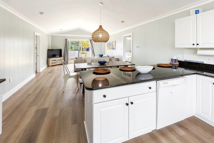 Five Minute Walk To The Beach, And A Pool In Oak Island! Time For Family Fun! - Oak Island, NC