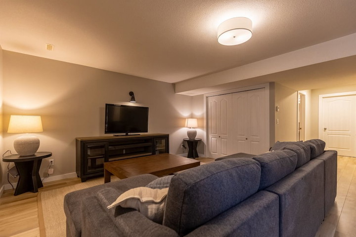 Newly Renovated 3 Bedroom L A/c | Sleeps 8 - Fernie