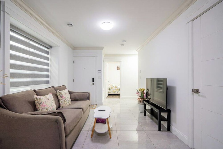 2br 2ba Basement W/ Theatre Room | Near Airport - Surrey