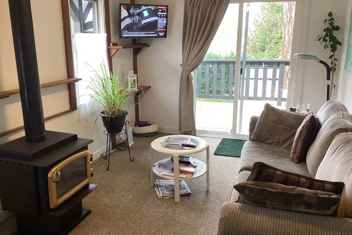 Bayview Mobile, Brightly Renovated , Ocean View, Close To Amenities . - British Columbia