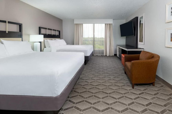 Spacious Suite | Near Dallas Park Central | Pool & Parking - Dallas, TX