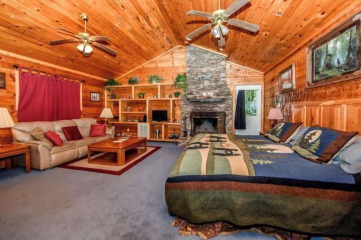 Cozy Studio Cabin With A Nice Jetted Tub And A Wood Burning Fireplace - Townsend, TN