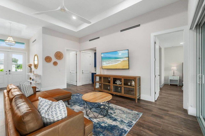 Sparkling New Home; Family Friendly & Central Island Location ~Pool W/sun Ledge, Beach Gear & Wifi - マルコ・アイランド, FL