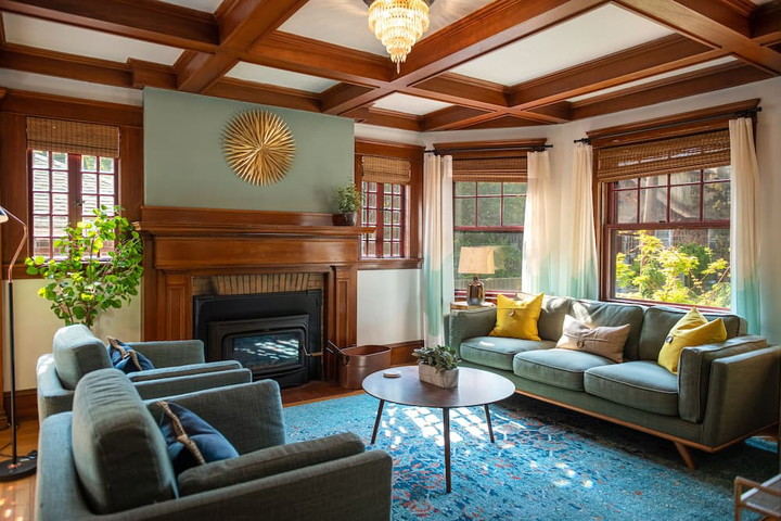 Cozy & Spacious Home Next To Gorgeous City Park - Outdoor Dining, Hot Tub & Gym! - Providence, RI