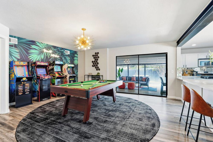 Jungle Oasis - Pool + Hot Tub + Game Rooms - Garland, TX
