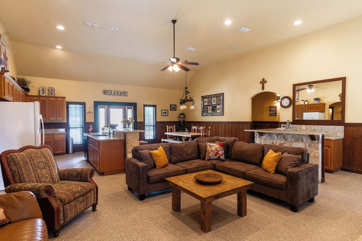Casa Bella @ Buchanan Vacation Homes - Pool & Free Frio River Access - Concan, TX