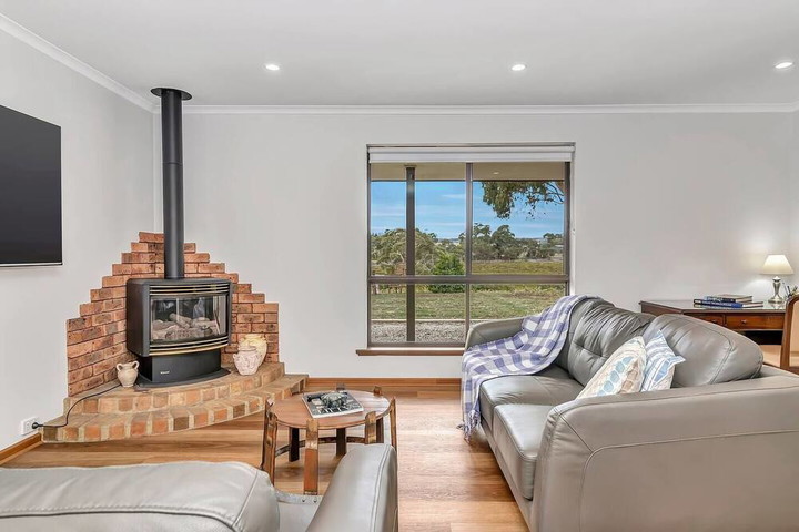 Picturesque Vineyard Farmhouse Nestled On 40 Acres - Aldinga