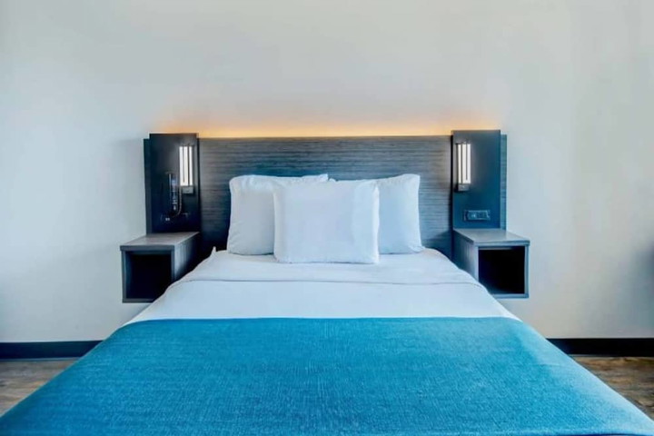 2 Full Beds | Smoking - Ocean Springs, MS