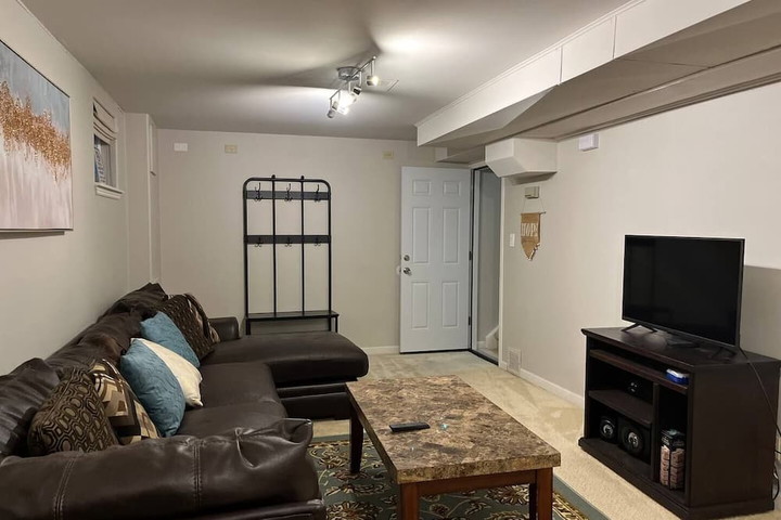 Entire Walkout Basement Near Shopping And Dining - 손턴