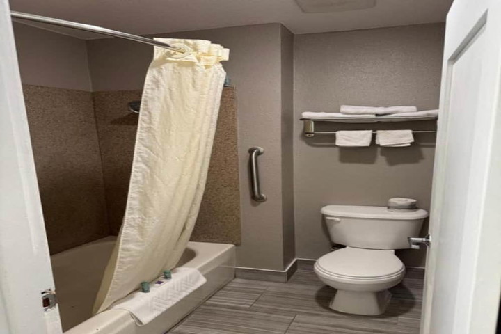 1 Queen Bed | Smoking, Micfridge - Beaverton, OR