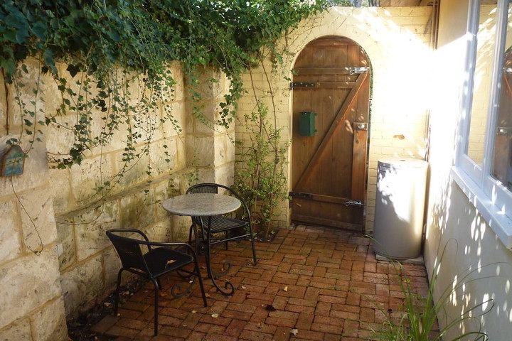 Funky Large One Bed Apartment With Balcony And Great Outdoor Dinning - Cottesloe