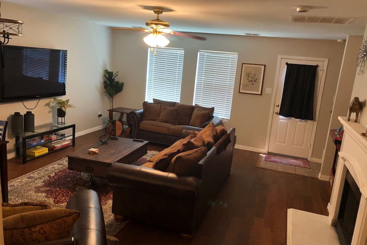 Dallas Gem In Subdivision 15 Mins From Deep Ellum! - DeSoto, TX